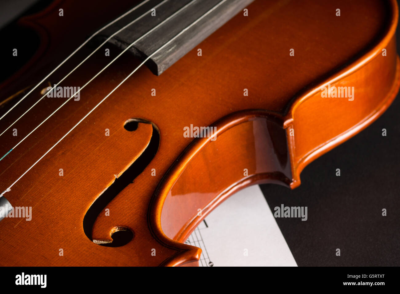 Old broken violin detailed shot Stock Photo - Alamy