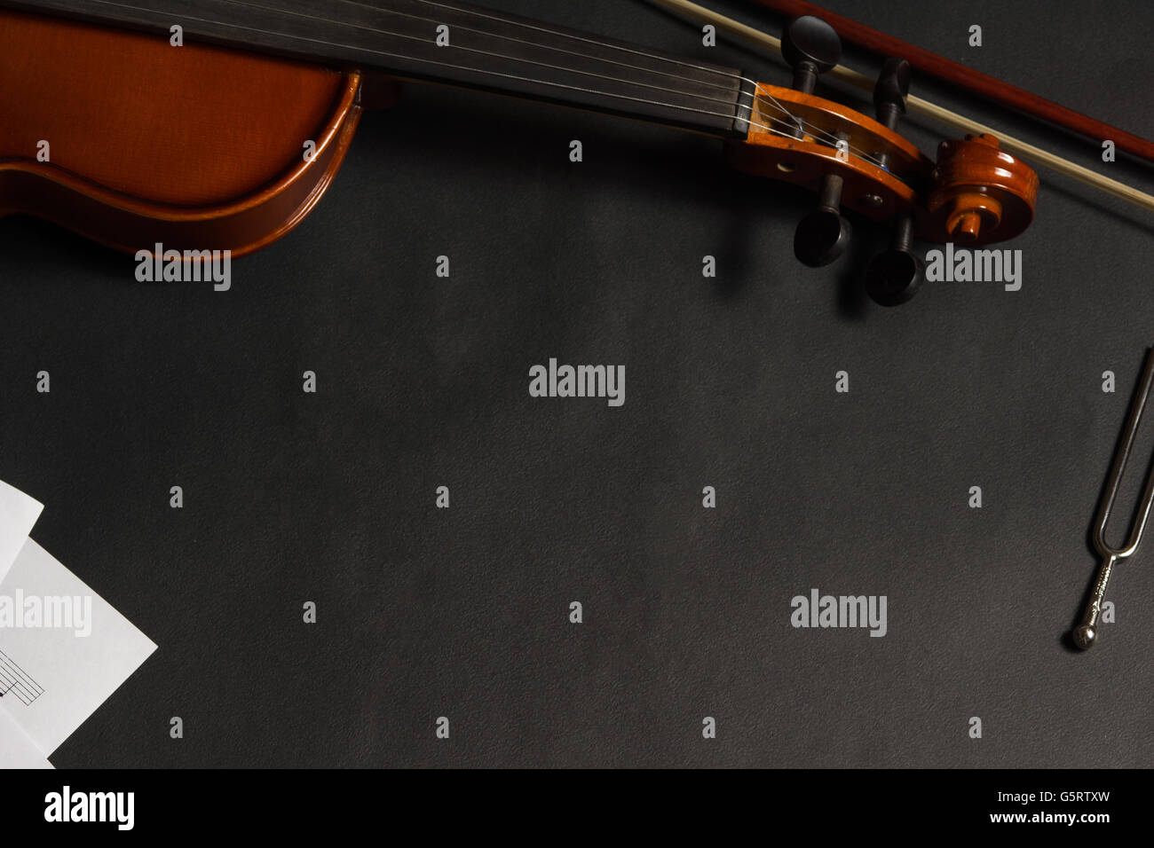 Old broken violin detailed shot Stock Photo - Alamy