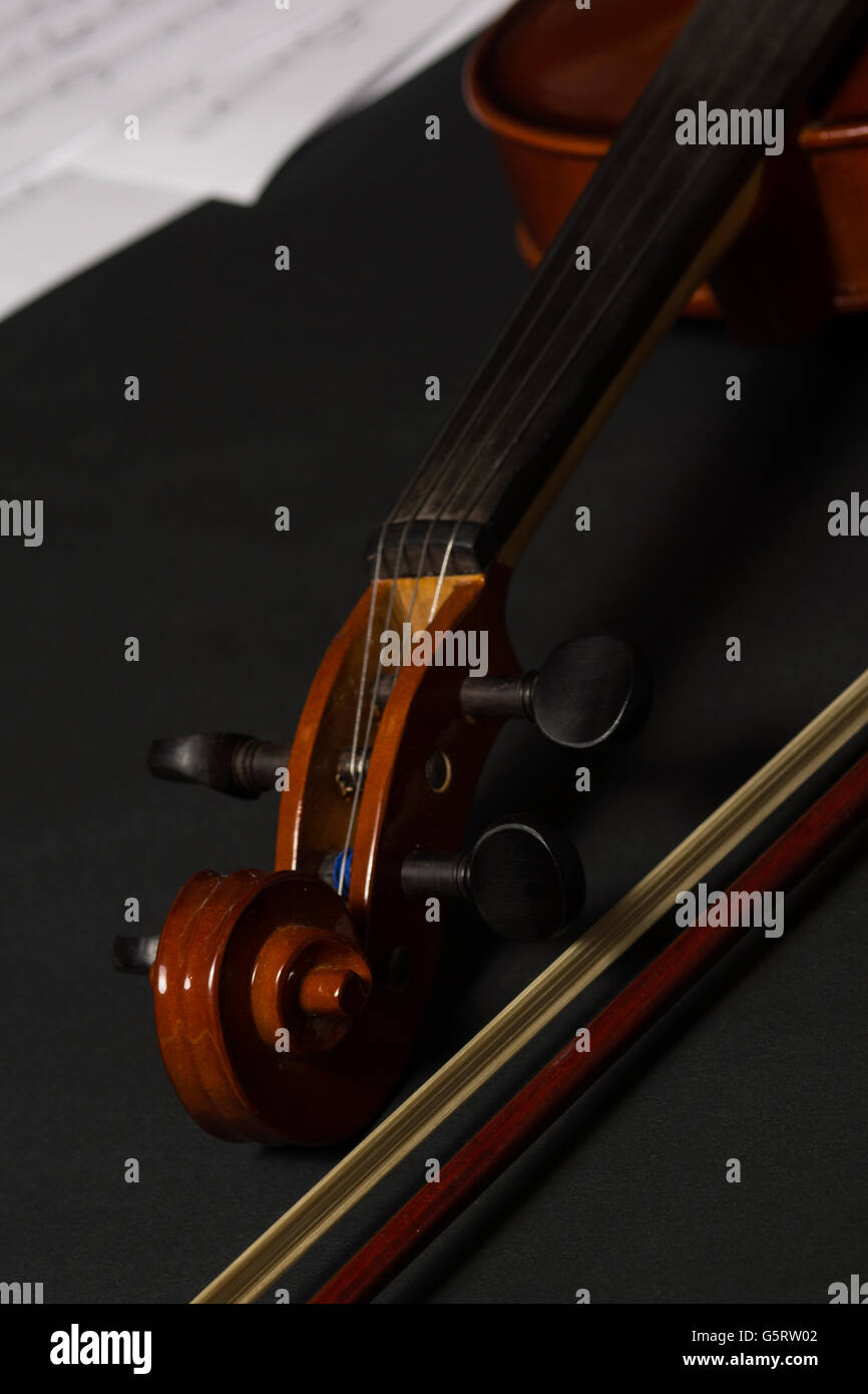 Old broken violin detailed shot Stock Photo - Alamy