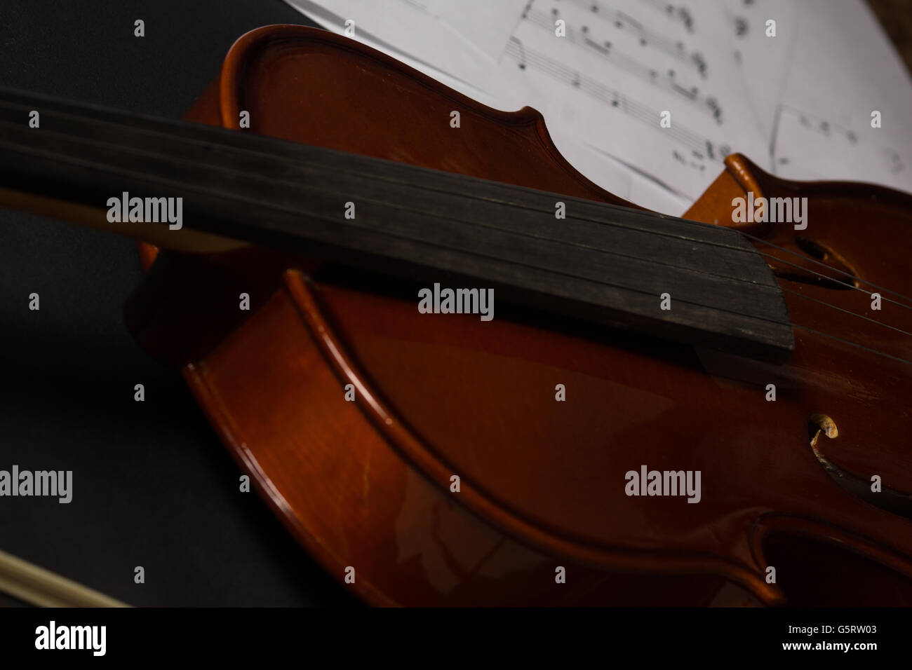 Old broken violin detailed shot Stock Photo - Alamy