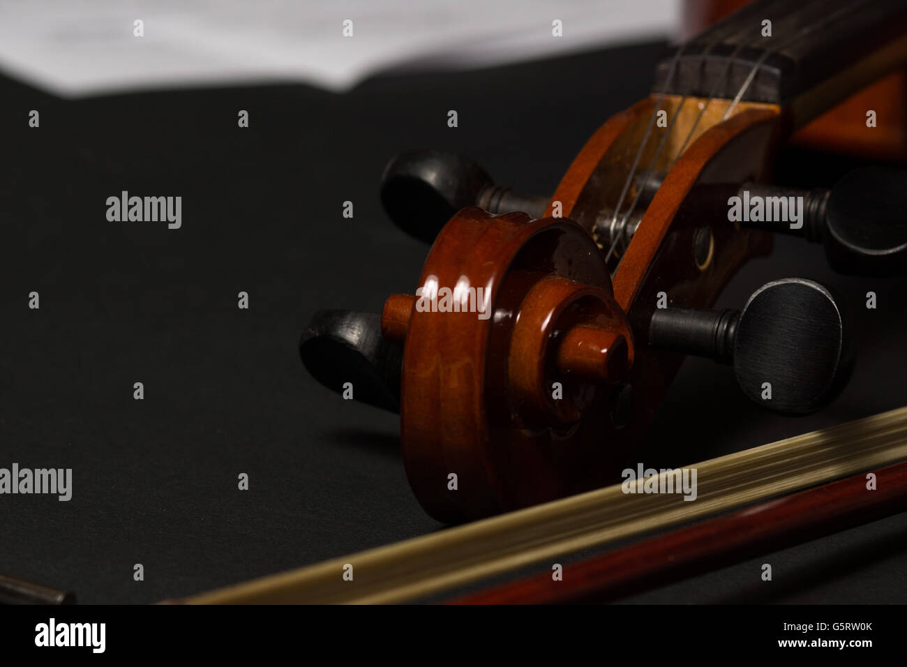 Old broken violin detailed shot Stock Photo - Alamy