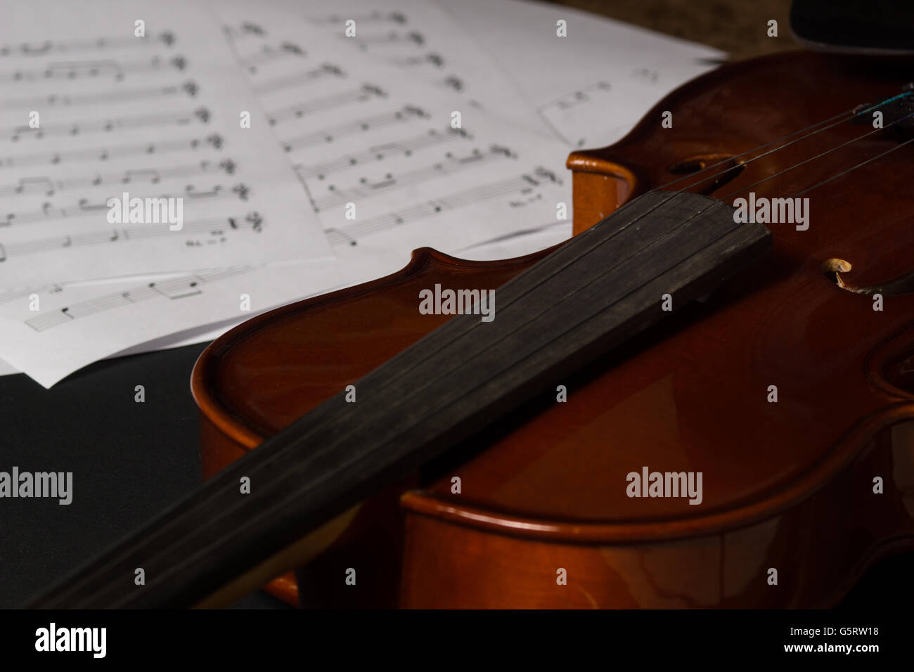 Old broken violin detailed shot Stock Photo - Alamy