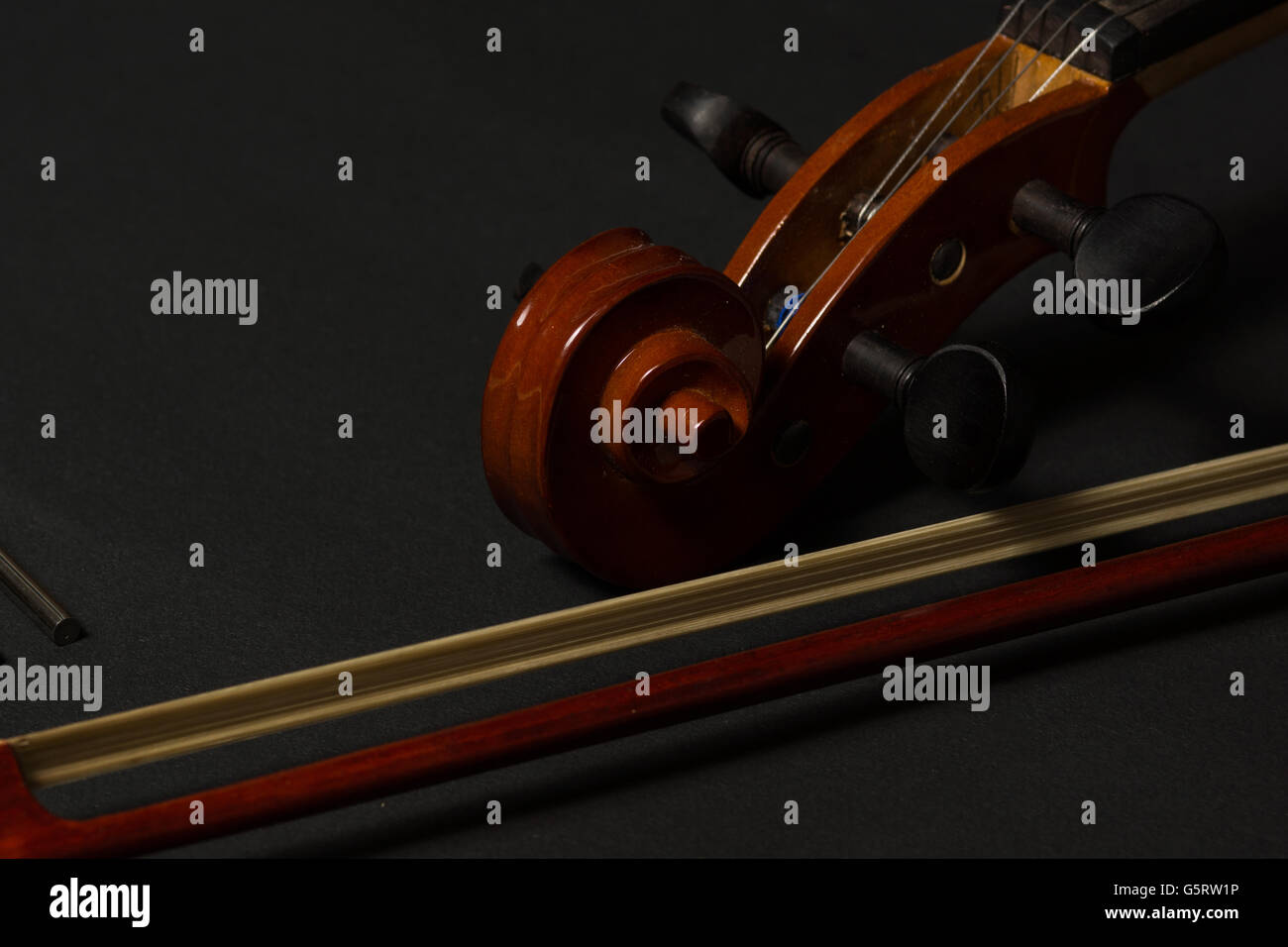 Old broken violin detailed shot Stock Photo - Alamy