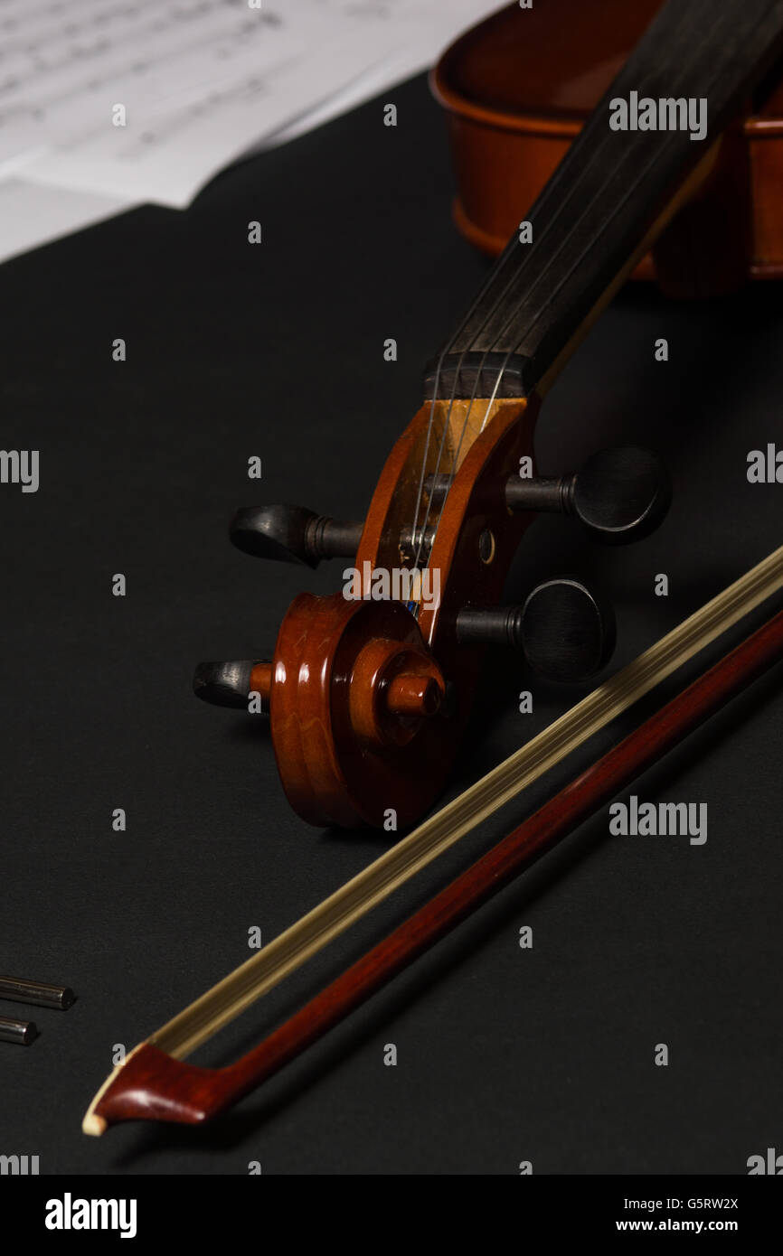 Old broken violin detailed shot Stock Photo - Alamy