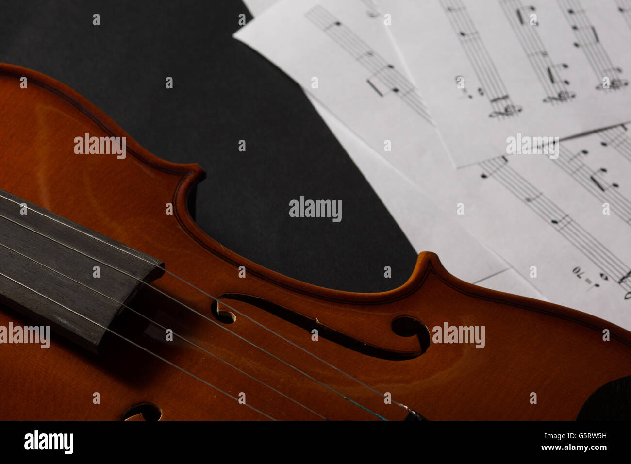 Old broken violin detailed shot Stock Photo - Alamy