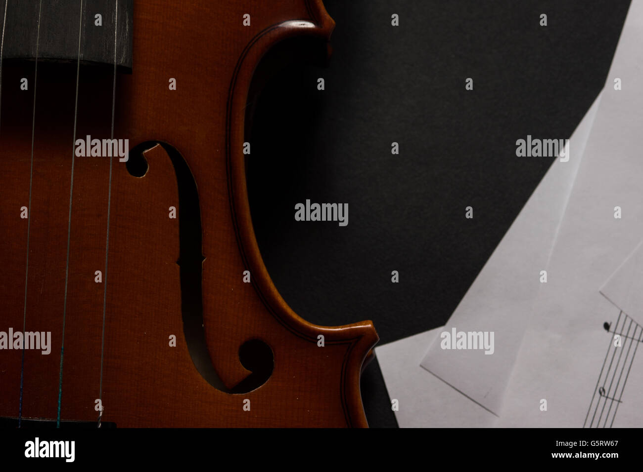 Old broken violin detailed shot Stock Photo - Alamy