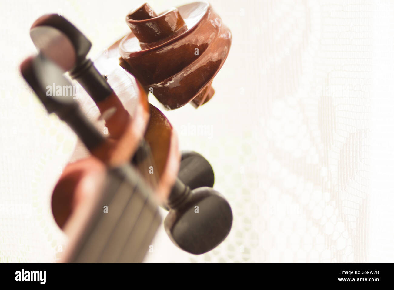 Old broken violin detailed shot Stock Photo - Alamy