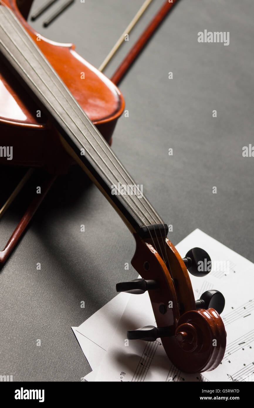 Old broken violin detailed shot Stock Photo - Alamy
