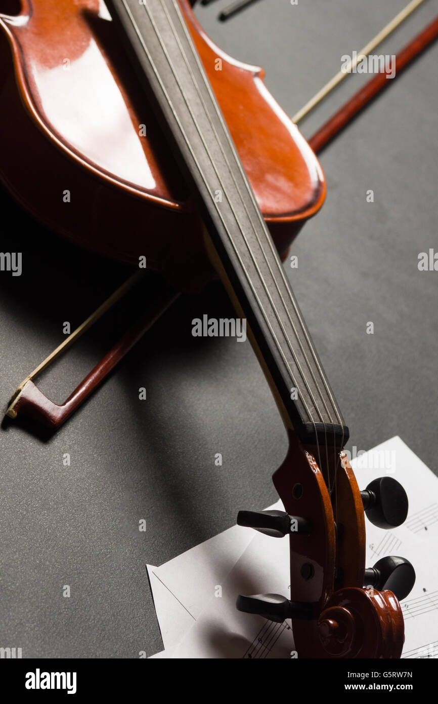 Old broken violin detailed shot Stock Photo - Alamy
