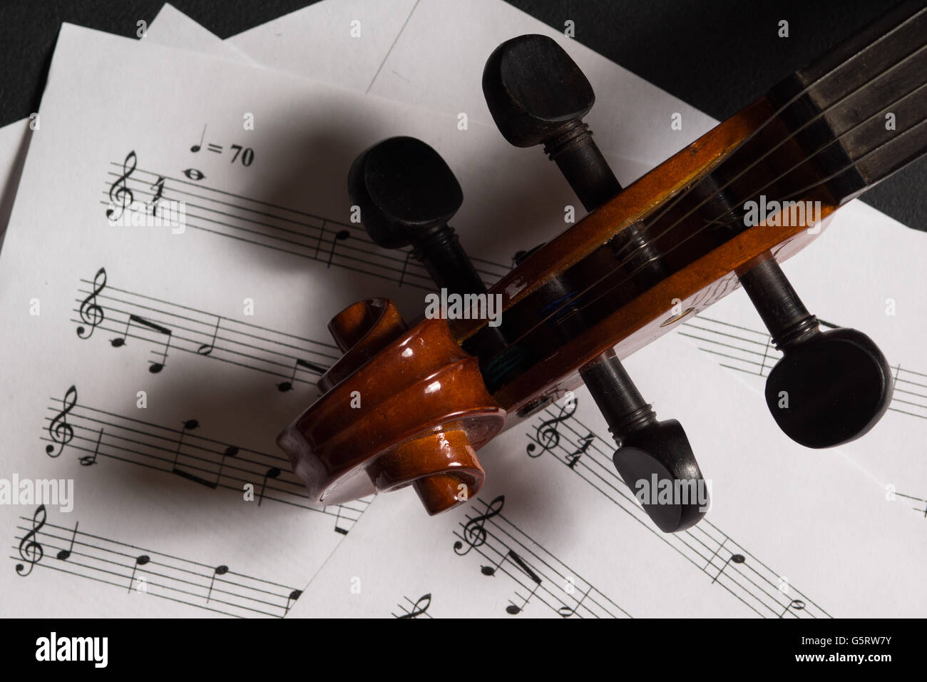 Old broken violin detailed shot Stock Photo - Alamy