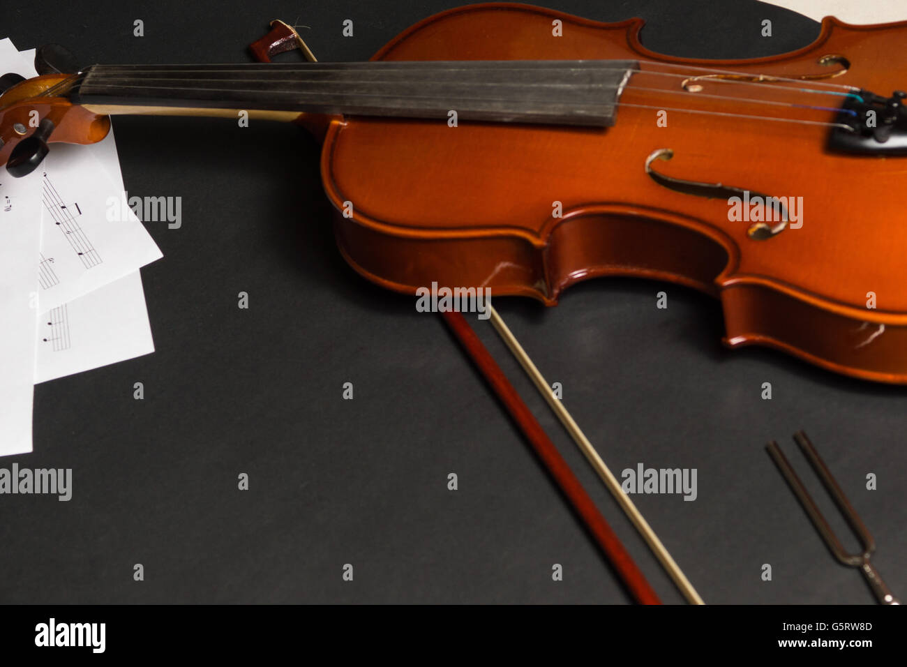 Old broken violin detailed shot Stock Photo - Alamy