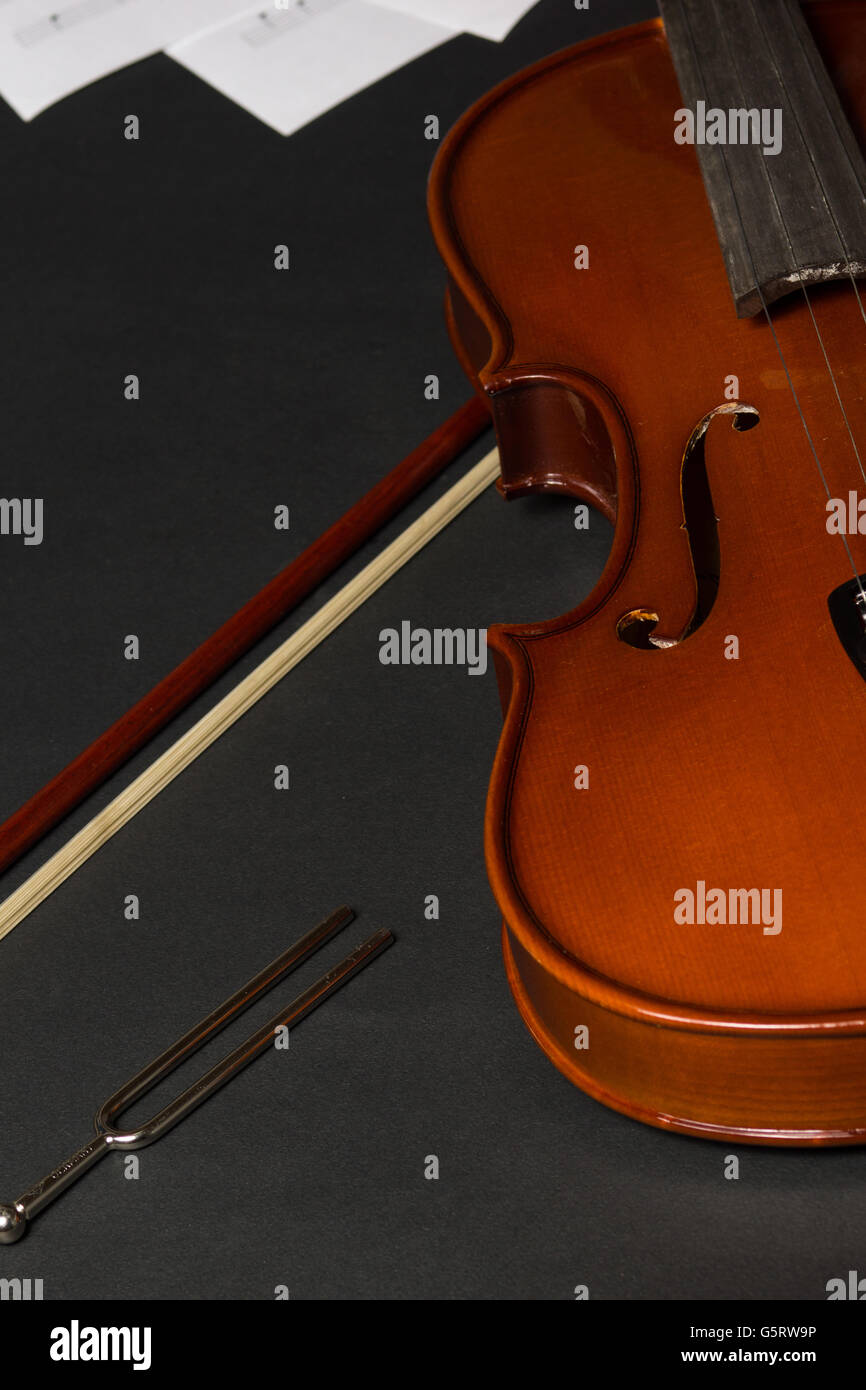 Old broken violin detailed shot Stock Photo - Alamy