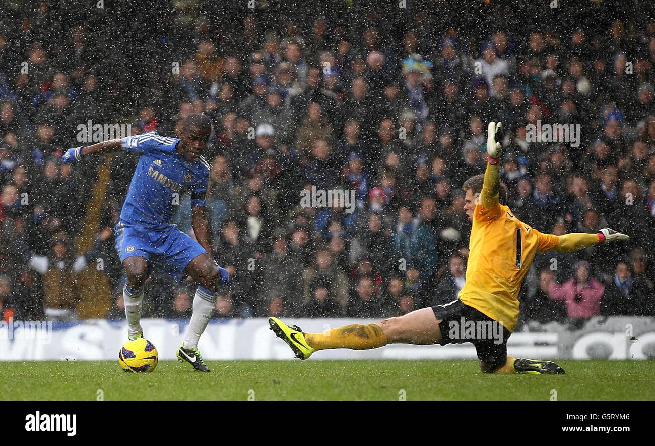 Arsenal goalkeeper Wojciech Szczesny (right) fouls Chelsea's Nascimento ...