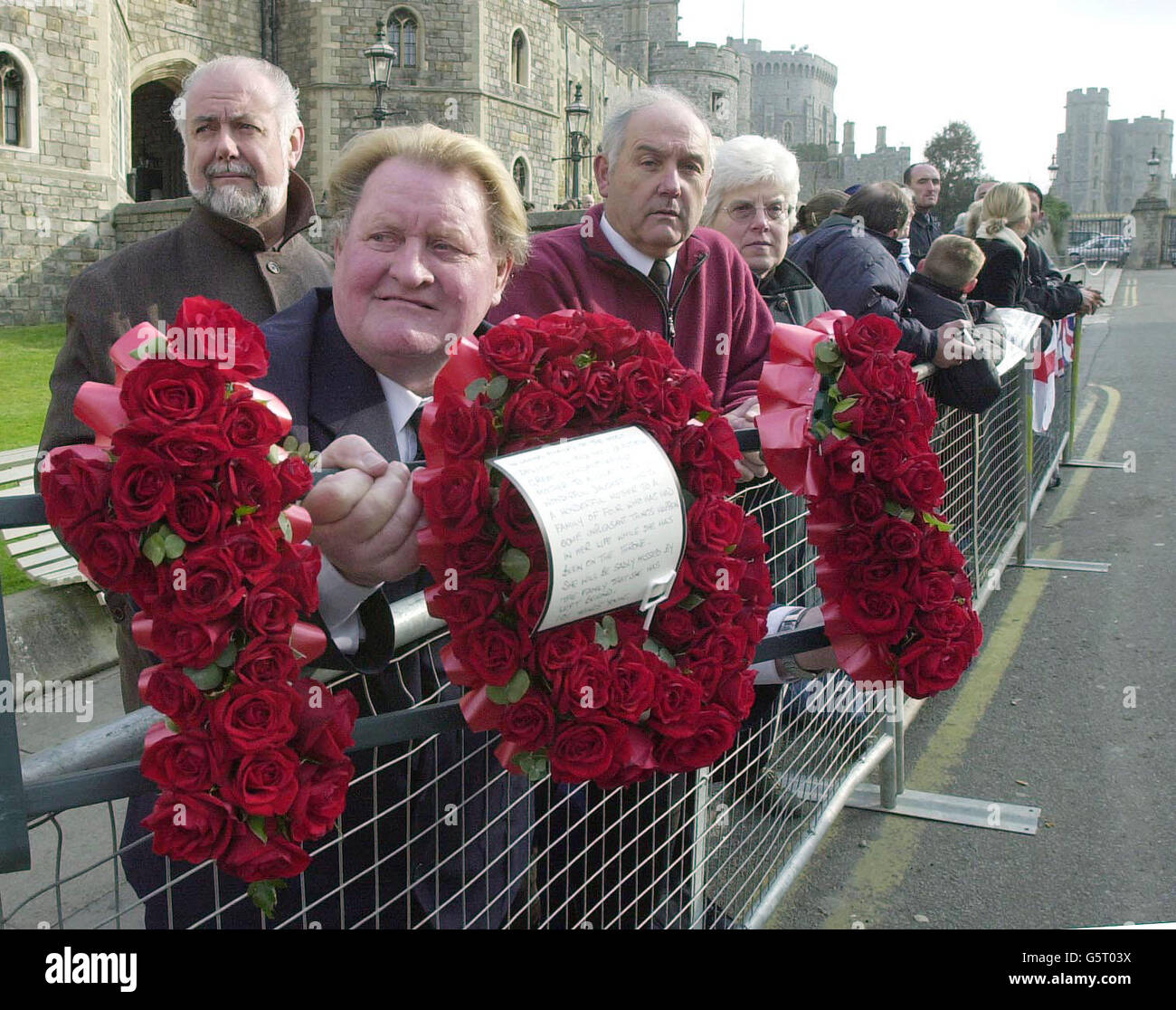 Royal death wreaths people waiting qmdeath hi-res stock photography and ...