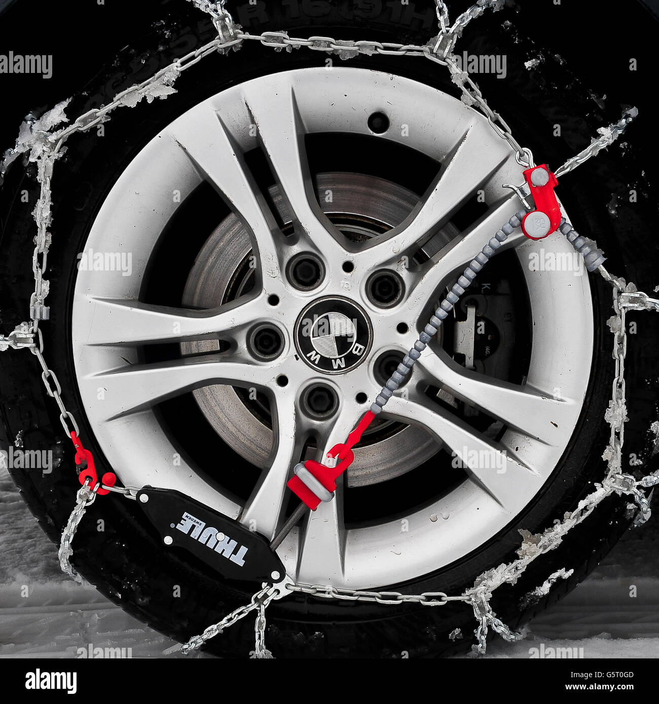 THULE CG-9 Snow-Chains fitted and self-tensioned on the rear driving ...