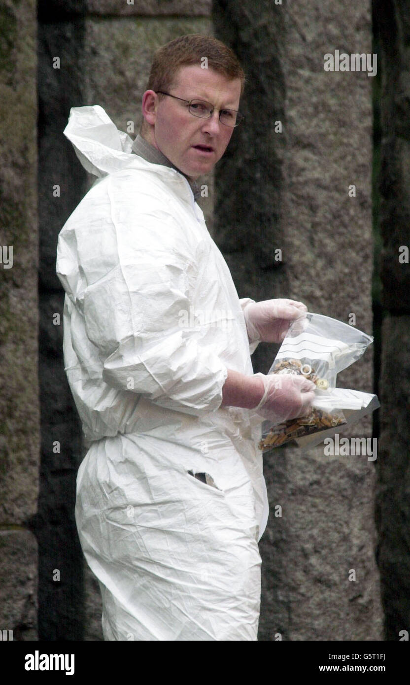 Crime forensics protective clothing hi-res stock photography and images ...