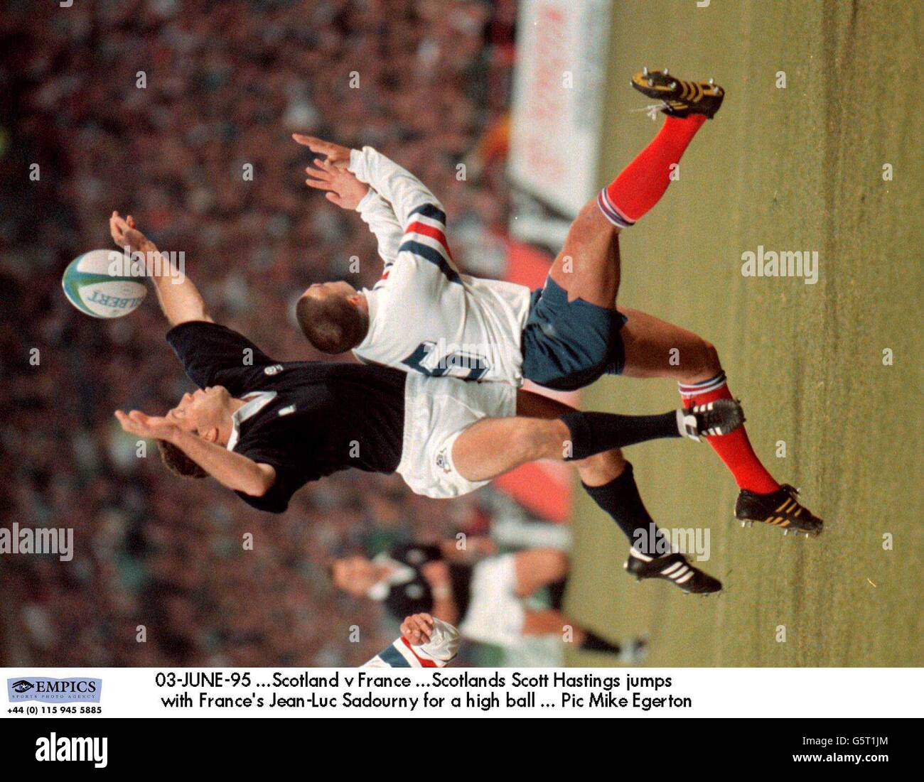Rugby World Cup 1995 - Scotland v France. Scotlands Scott Hastings ...