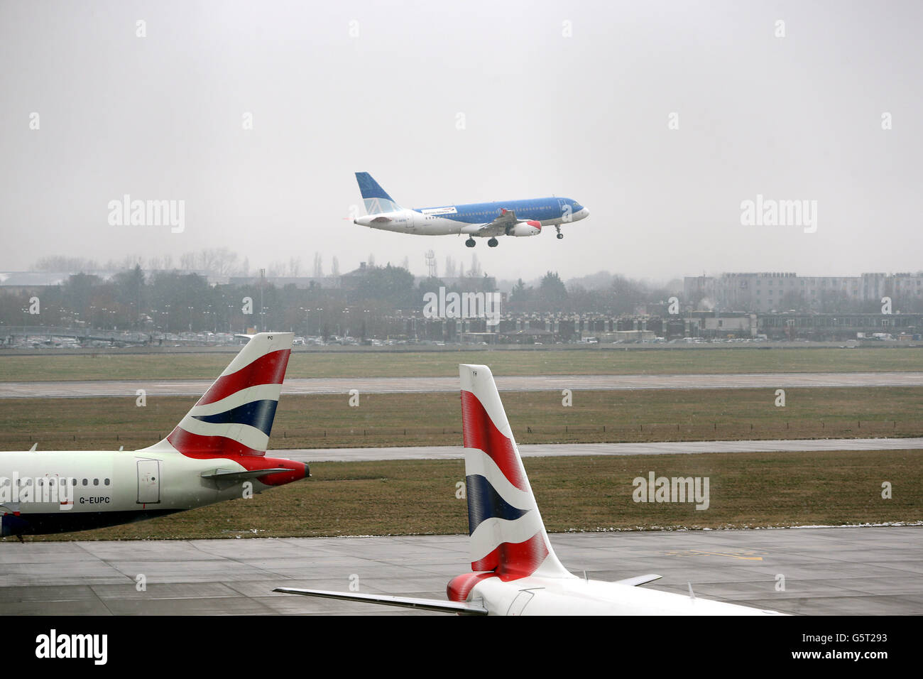 News weather snow heathrow hi-res stock photography and images - Alamy