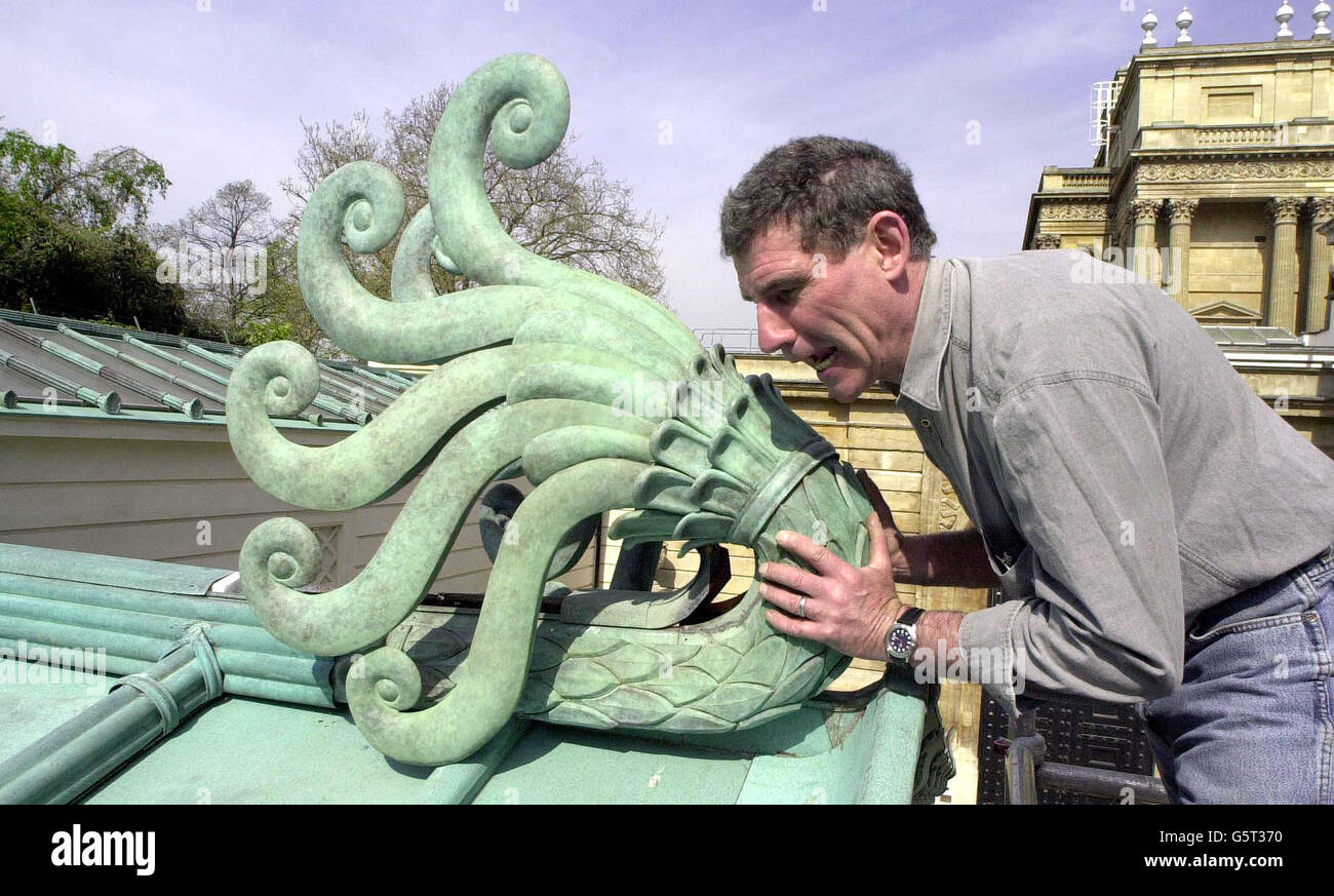 Entrance queens gallery art hi-res stock photography and images - Alamy