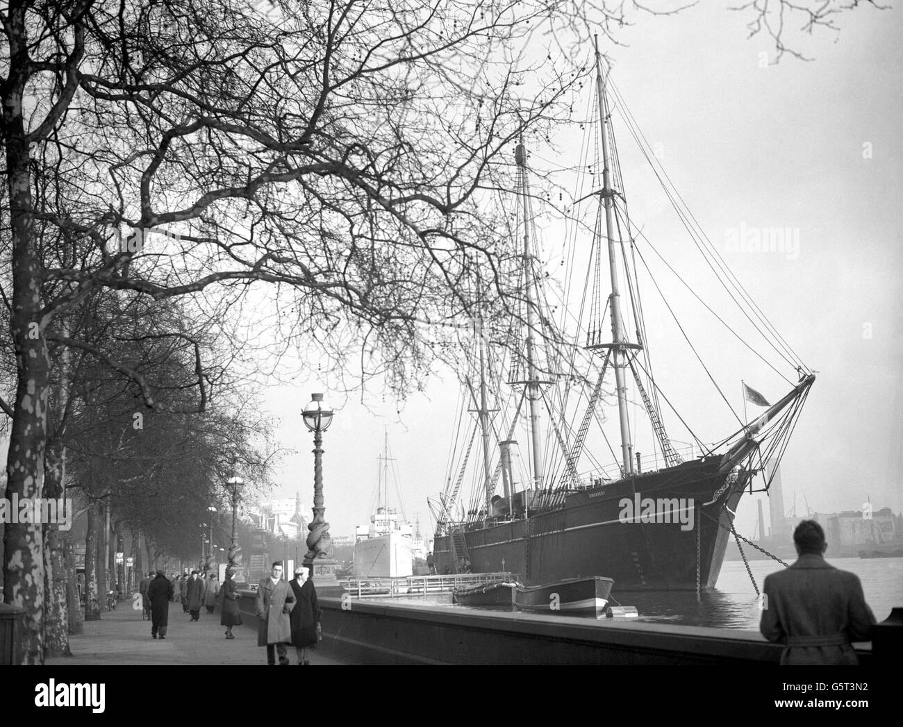Environment - River Thames flood warning - Discovery and Wellington ...
