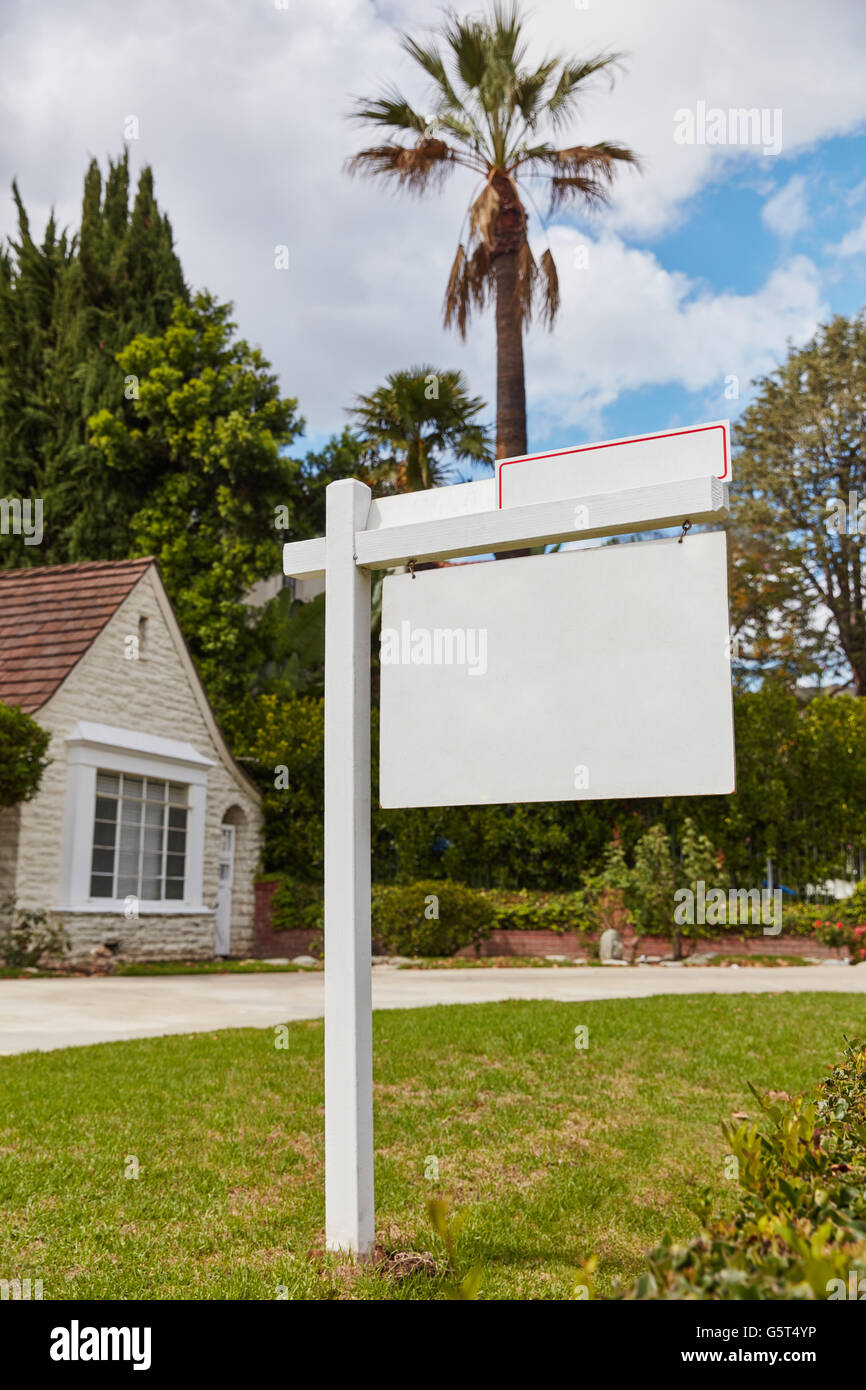 House rent sign hi-res stock photography and images - Alamy