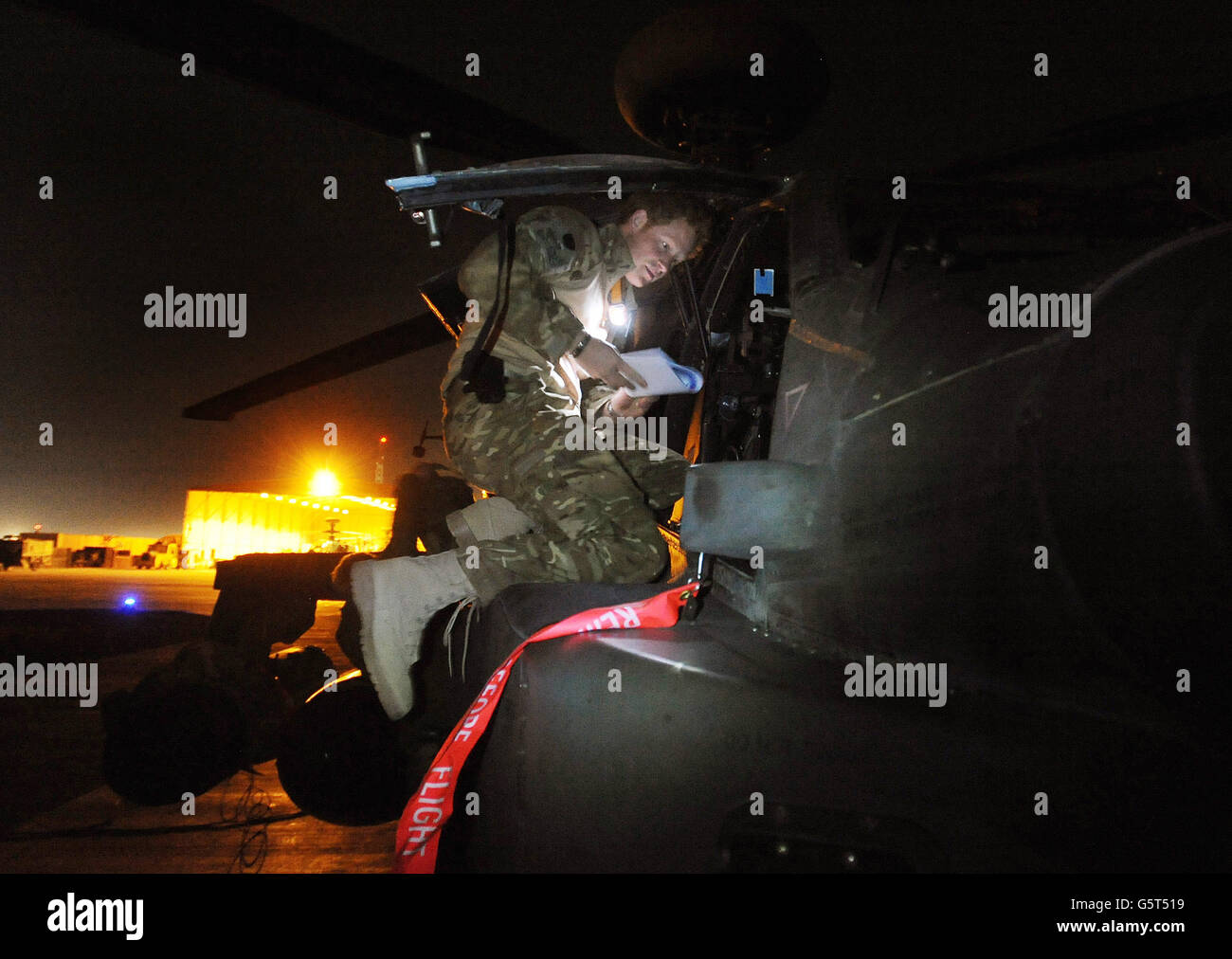 British army gunner helicopter hi-res stock photography and images - Alamy
