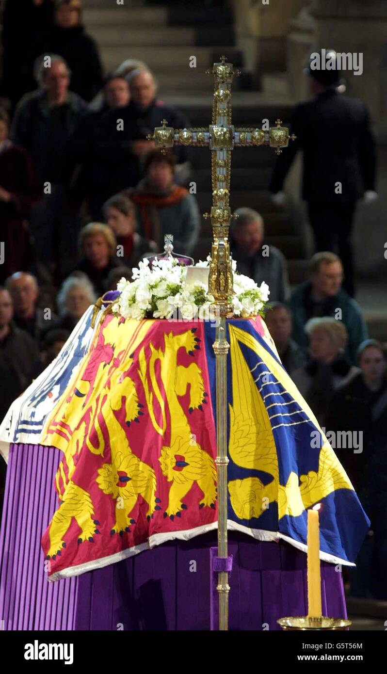 The queen mother which lies in state in westminster hall hi-res stock ...
