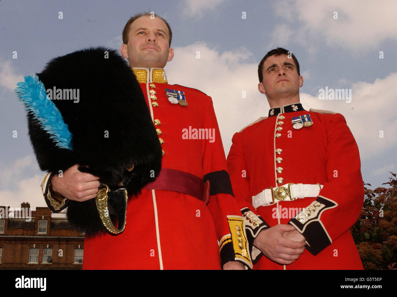 Captain Fabian Roberts (L) & Guardsman Gavin O'Neill Stock Photo - Alamy