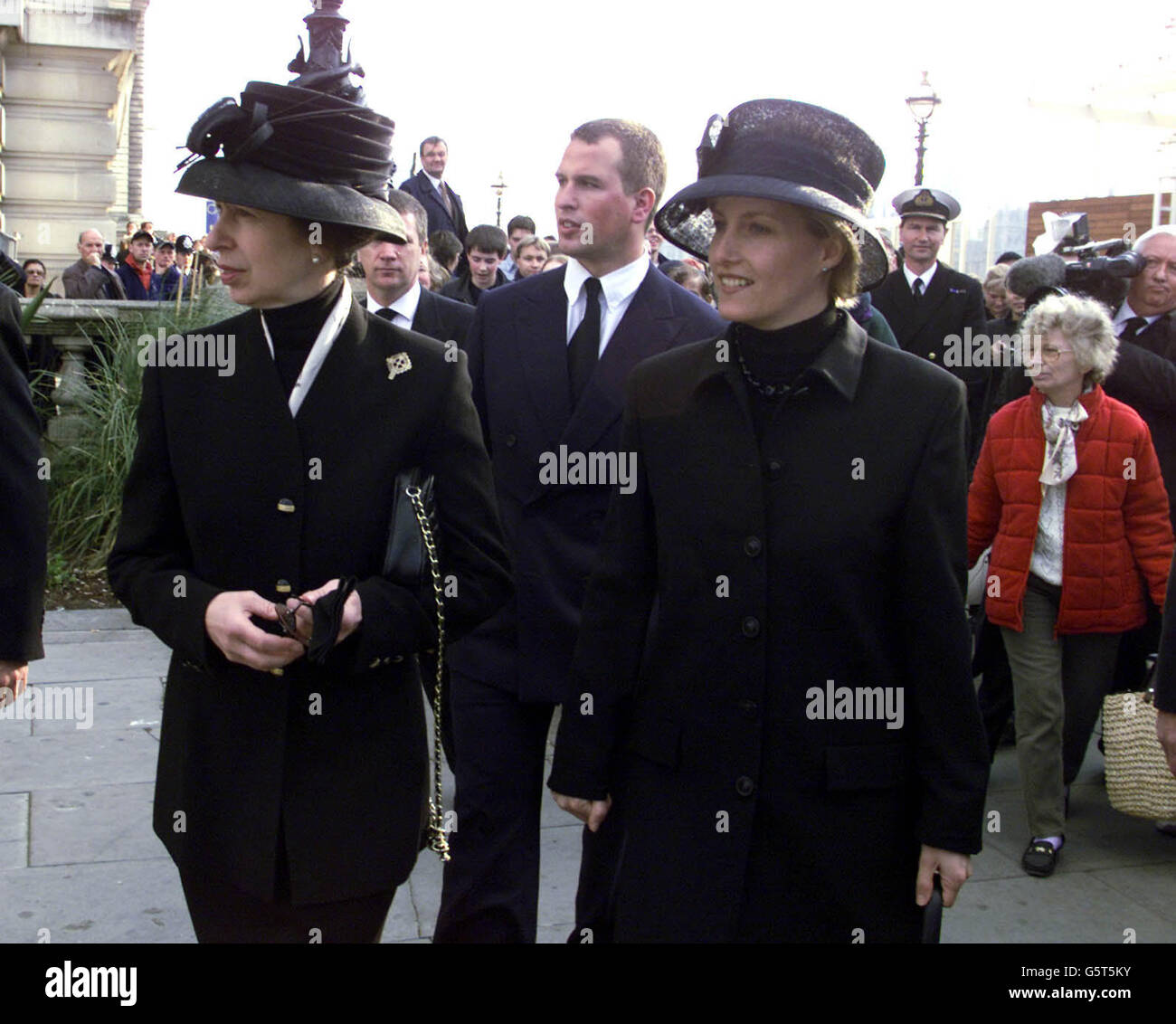 Queen mother lying in state queues hi-res stock photography and images ... Queen mother lying in state queues hi-res stock photography and images ...
