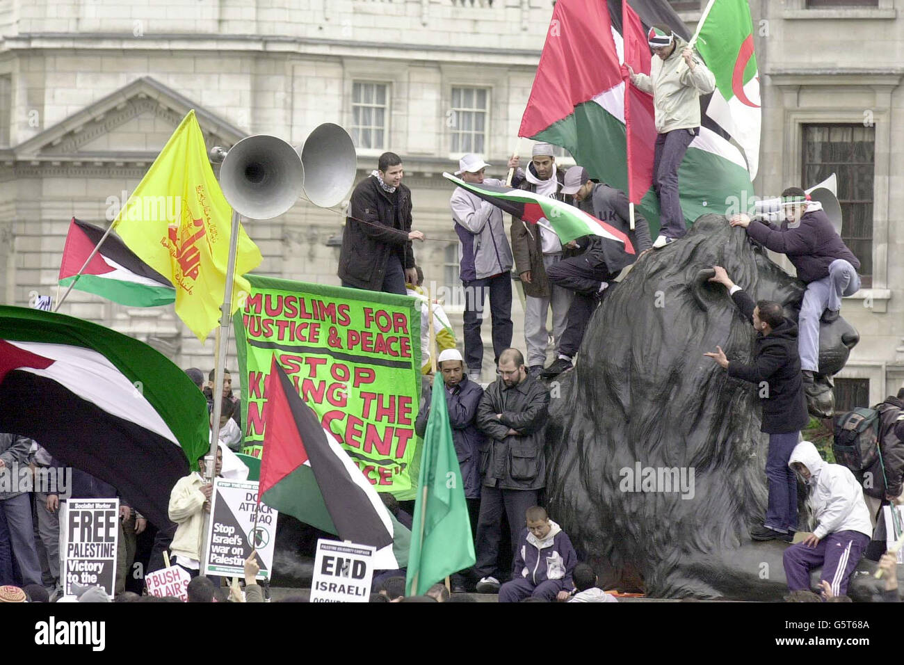 British muslims with british flag hi-res stock photography and images ...