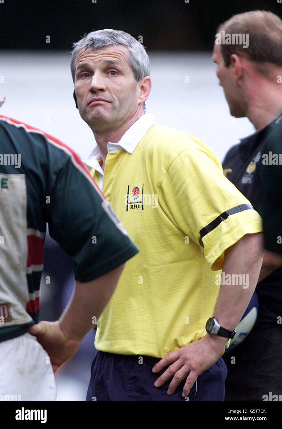 Referee robin goodliffe hi-res stock photography and images - Alamy