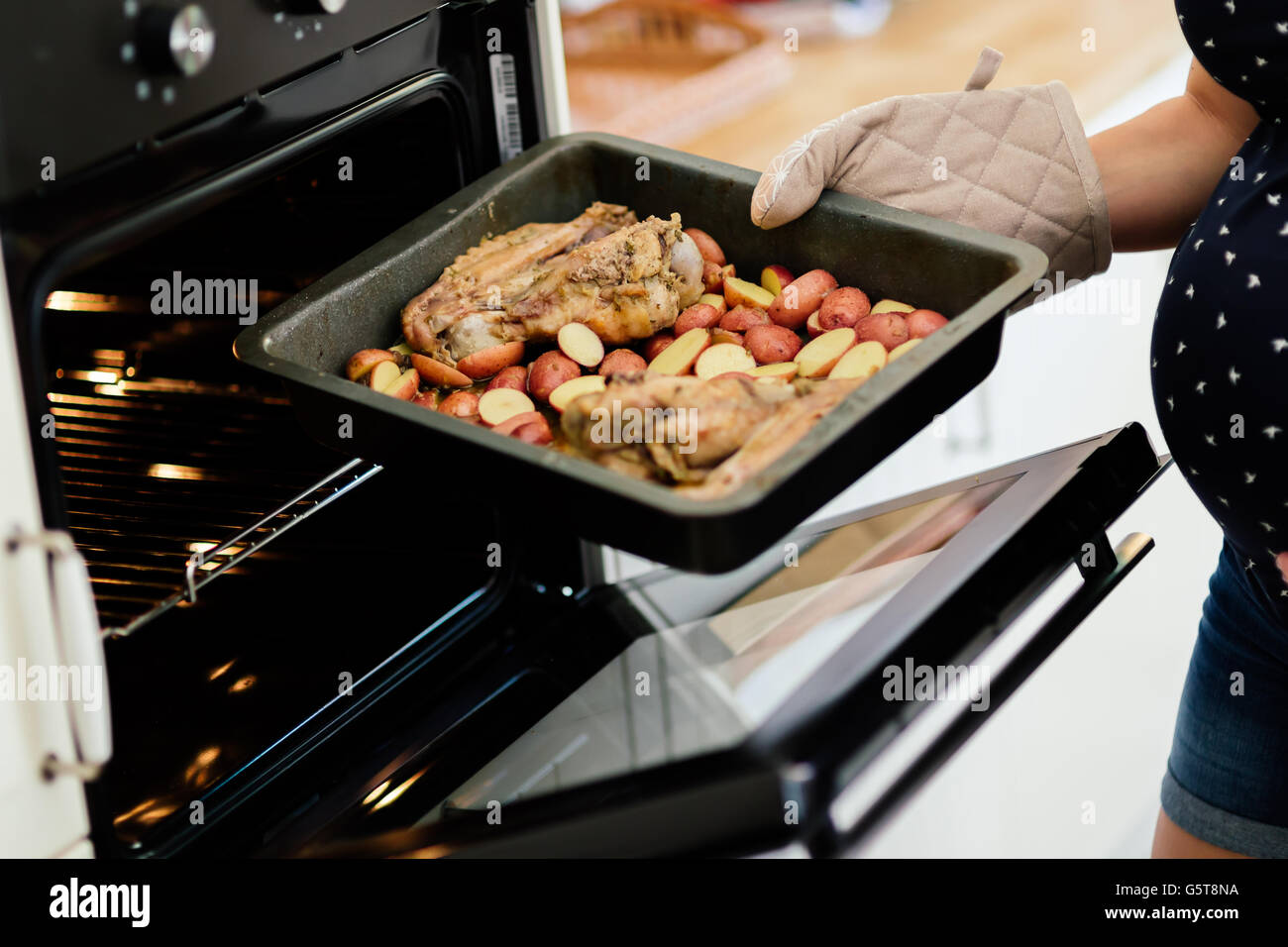 Woman kitchen meat oven hi-res stock photography and images - Alamy