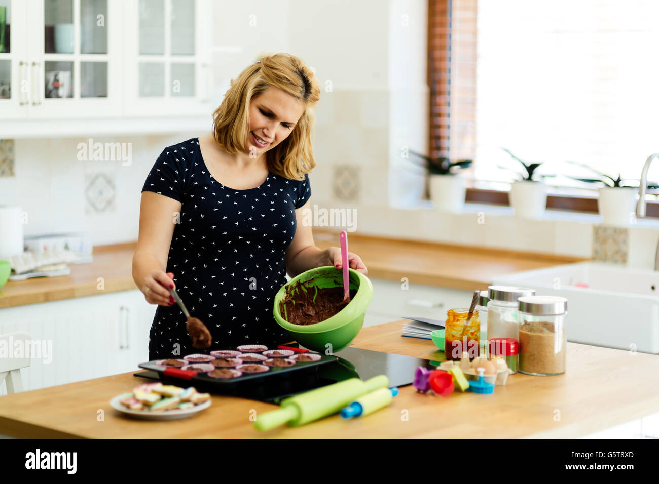 Woman female bake cook kitchen hi-res stock photography and images - Alamy