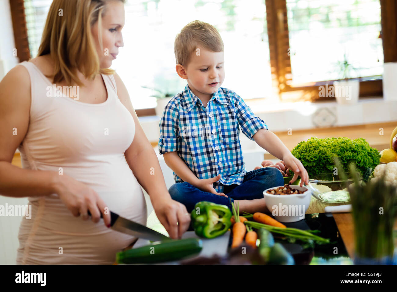 Mother cooking kitchen hi-res stock photography and images - Alamy