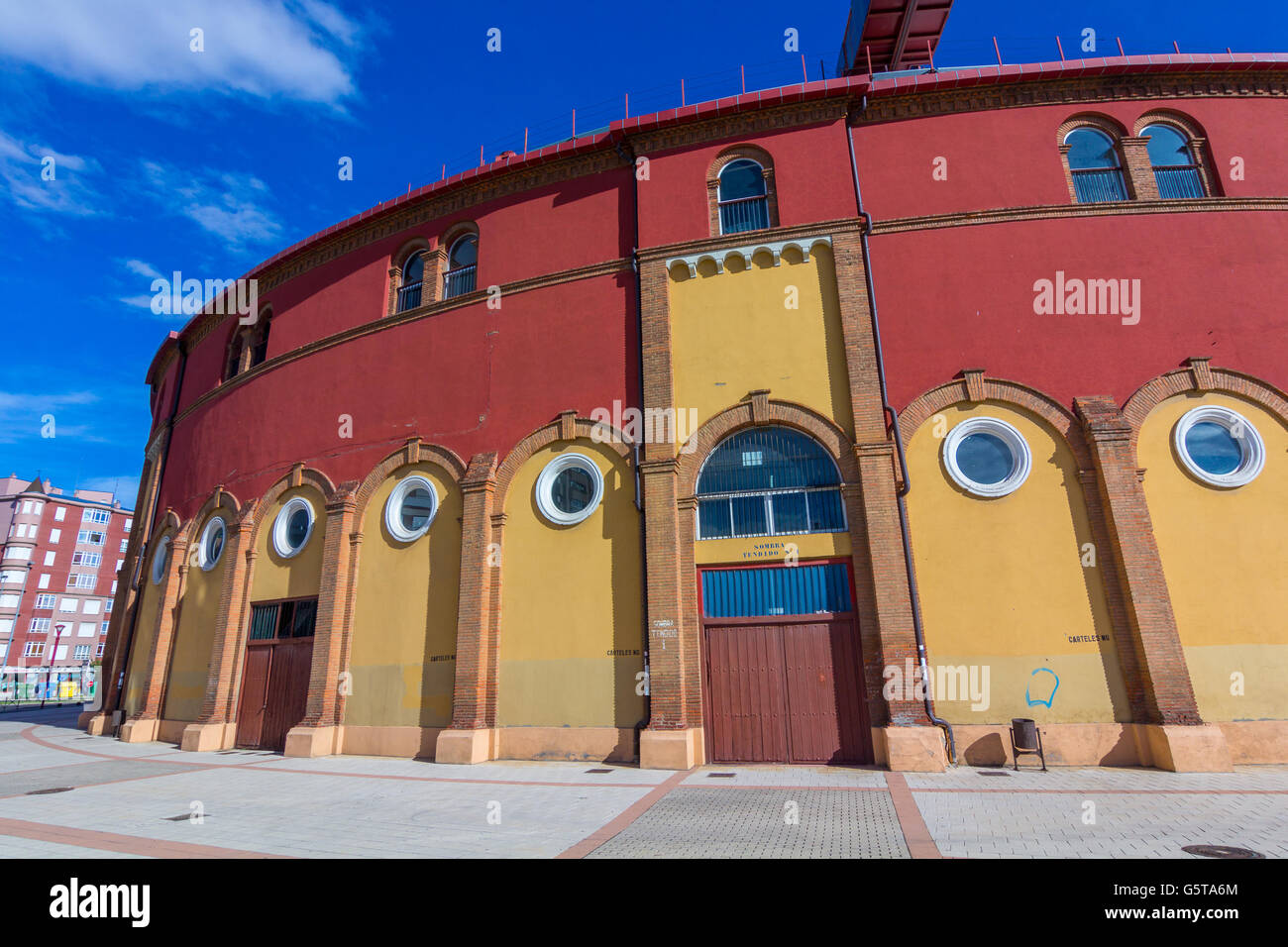 Bullring roof structure hi-res stock photography and images - Alamy