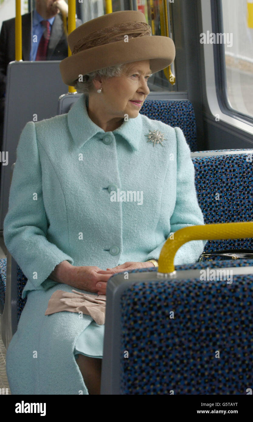Royal smiling turquoise coat queen elizabeth ii hi-res stock ...