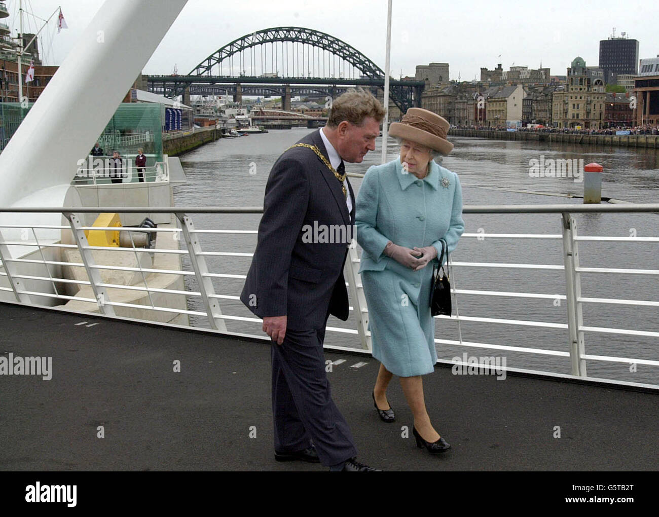 Queen elizabeth ii bridge open hi-res stock photography and images - Alamy