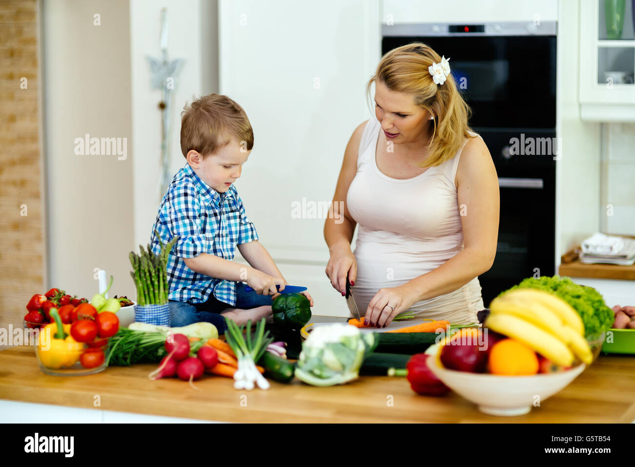 Kids cooking in the kitchen hi-res stock photography and images - Alamy