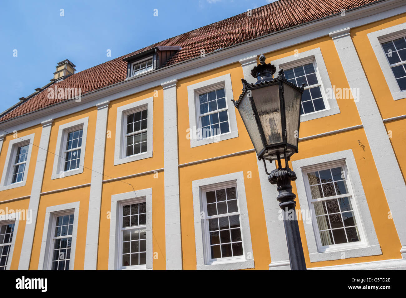Street light in front building hi-res stock photography and images - Alamy