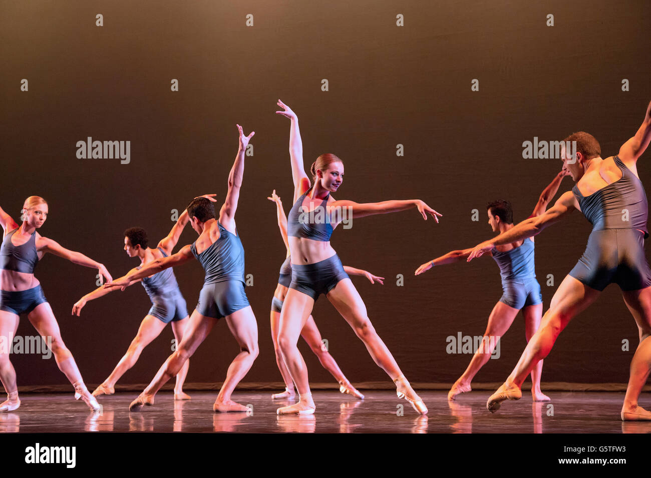 Modern dance stage hi-res stock photography and images - Alamy