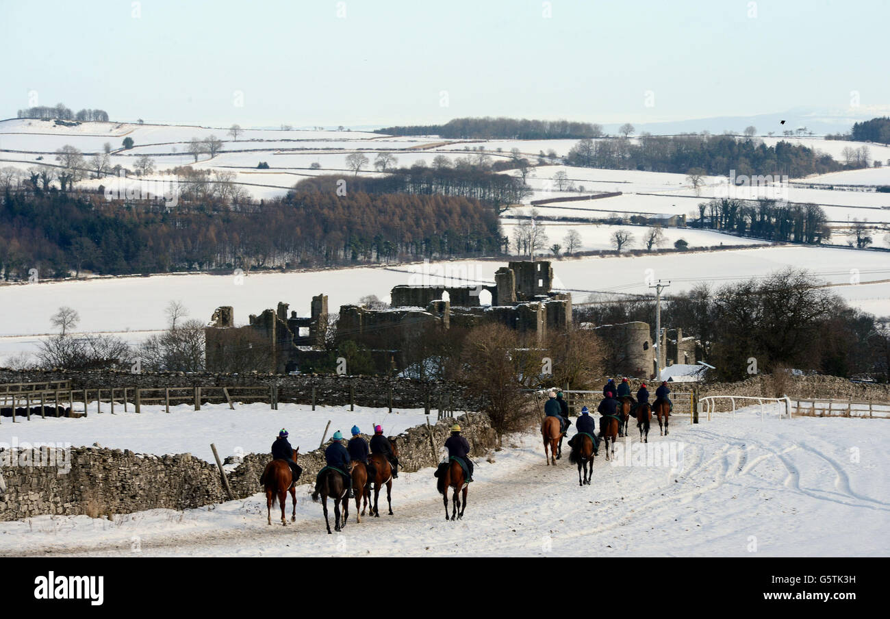 Middleham castle winter hi-res stock photography and images - Alamy