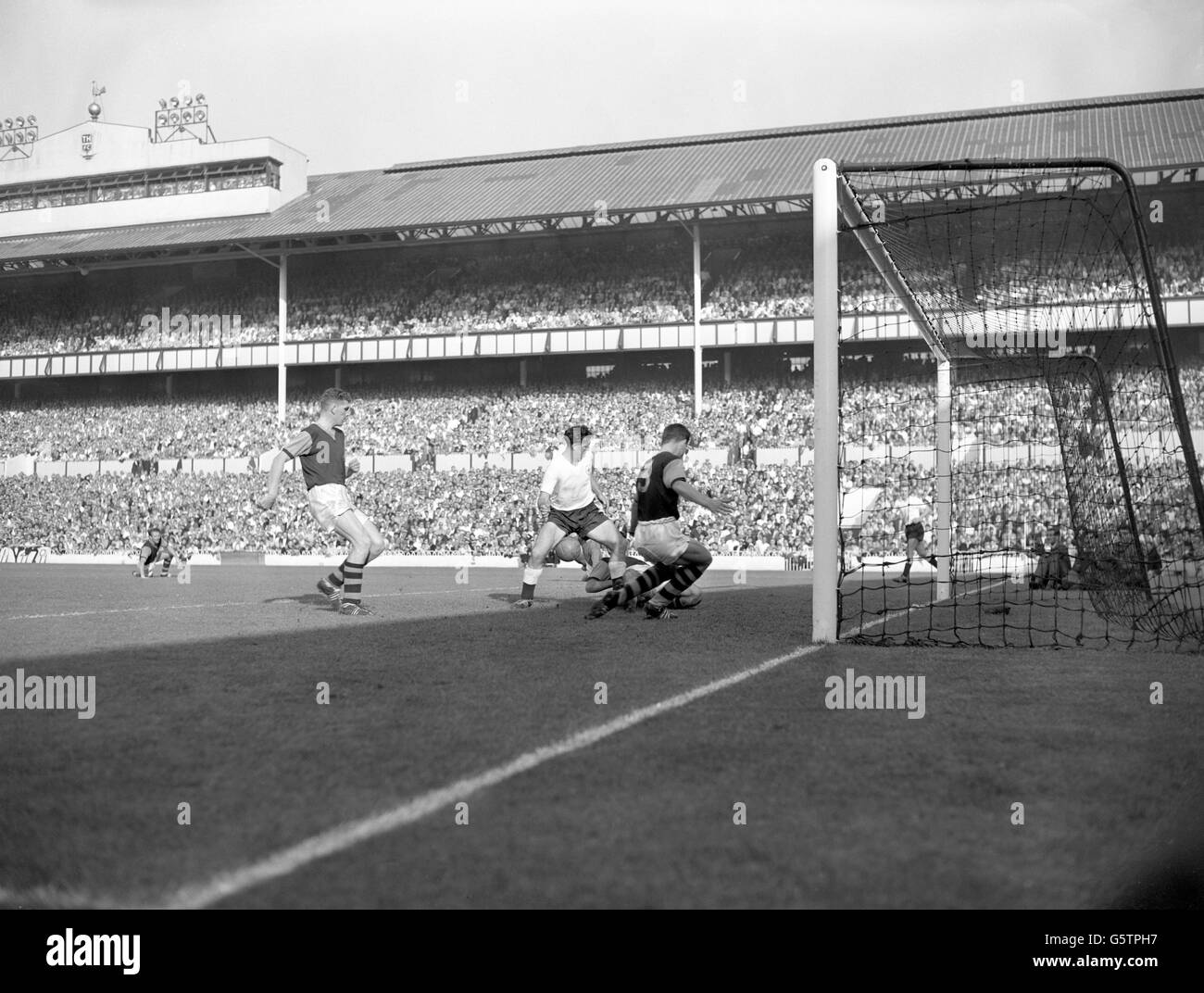 Tottenham spurs terry medwin hi-res stock photography and images - Alamy