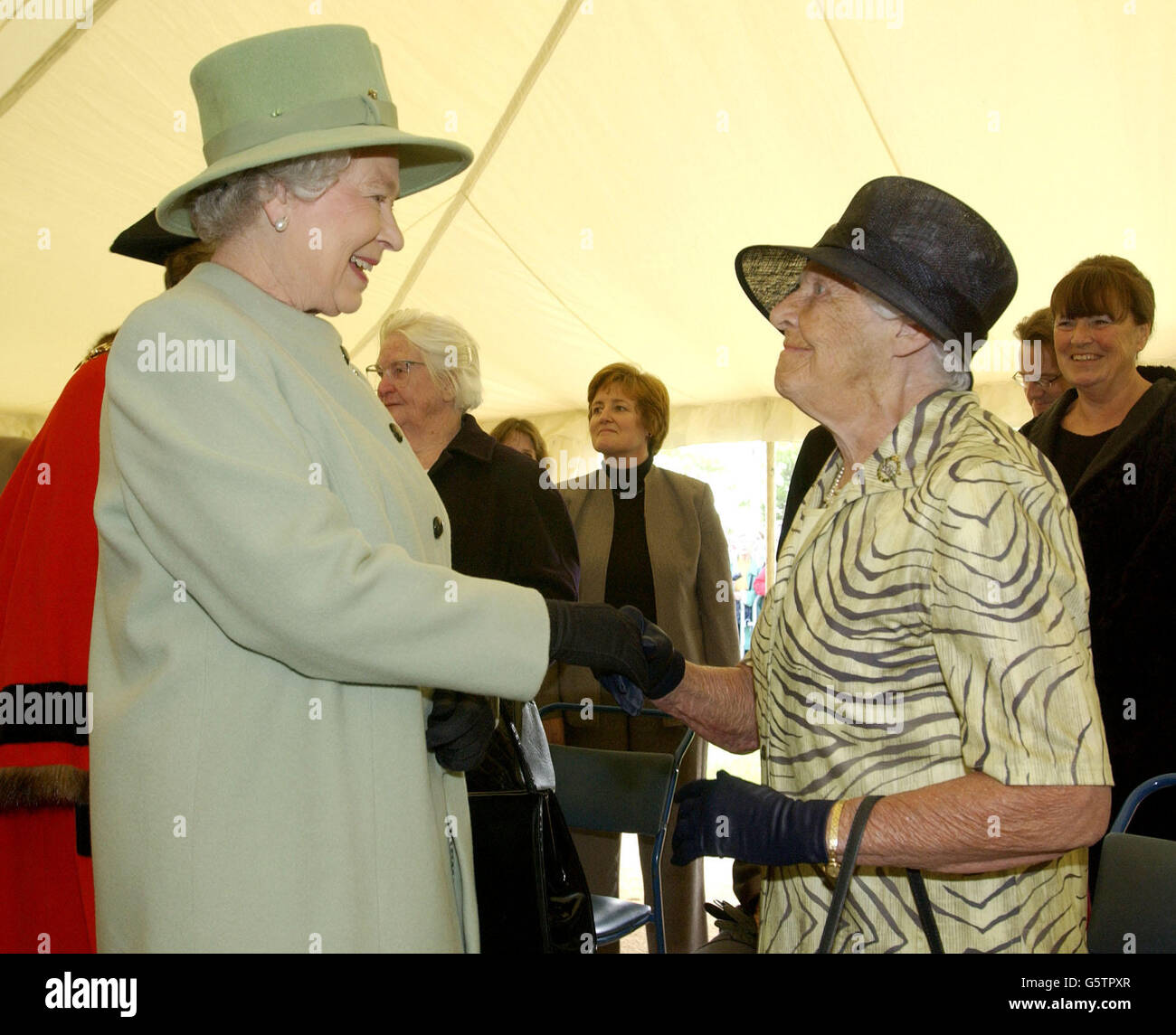 Queen elizabeth ii meets 89 year old doreen hardman hi-res stock ...