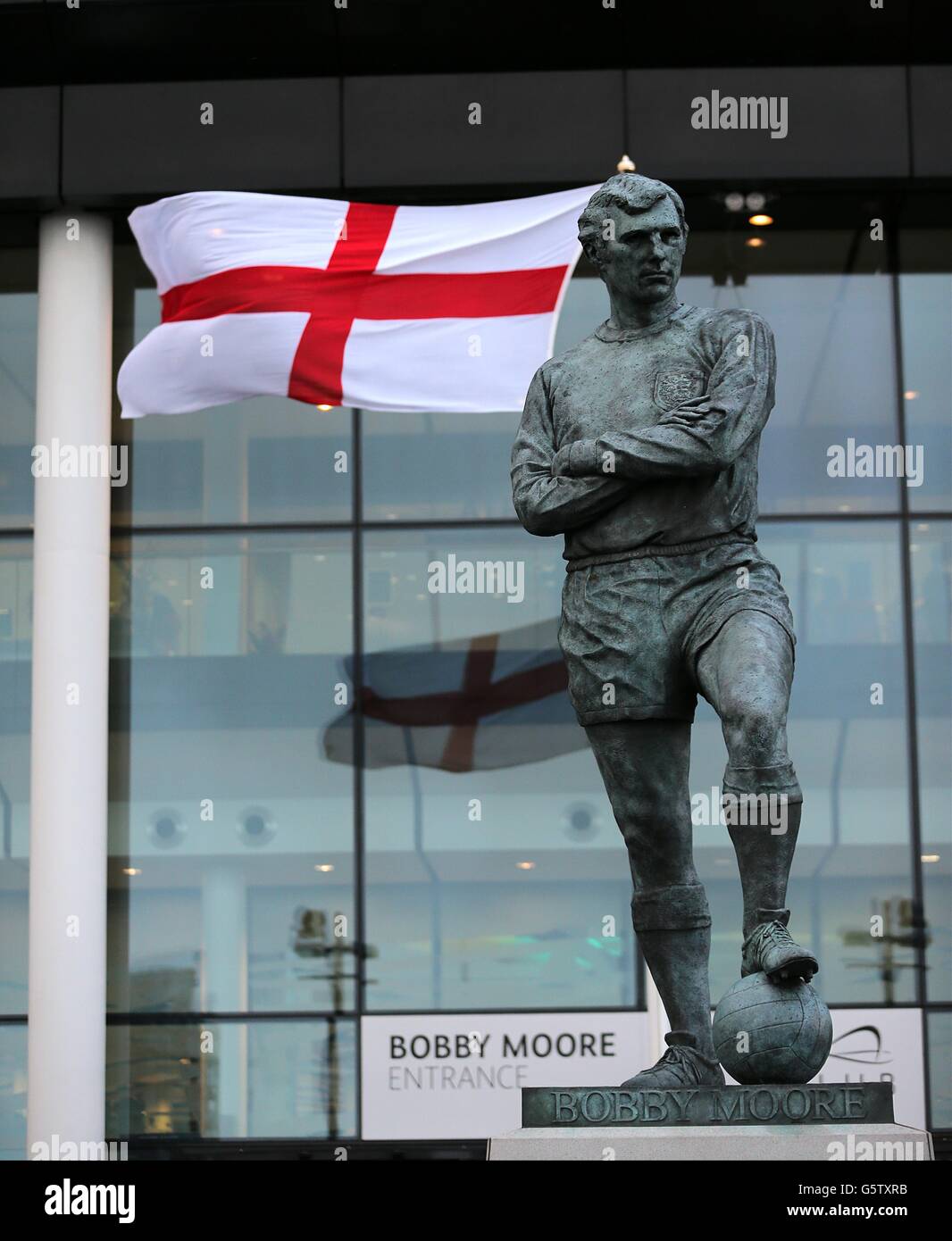 The bobby moore statue outside of wembley stadium hi-res stock ...