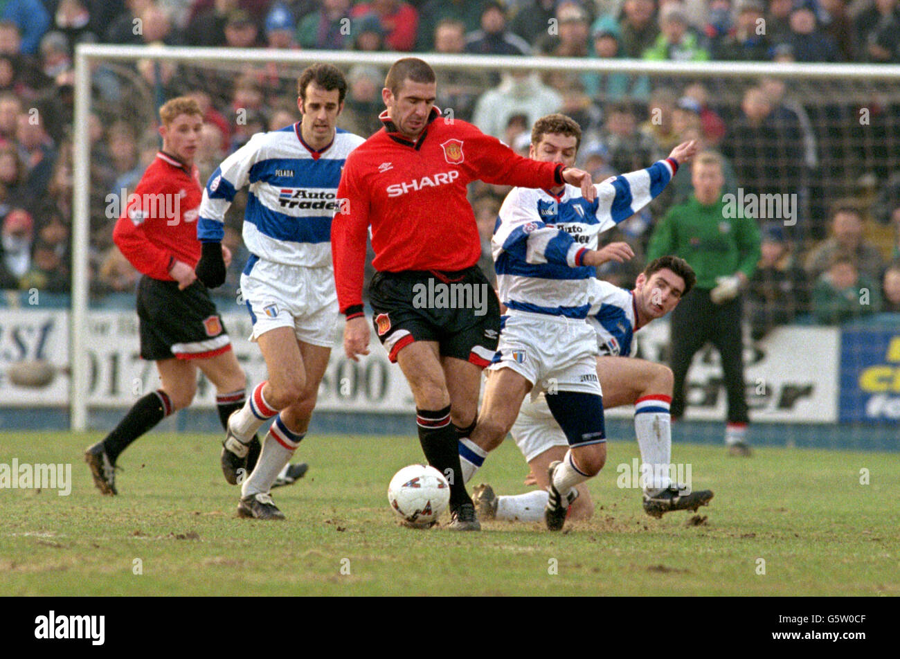 Manchester United's Eric Cantona holds off Reading's Mick Gooding Stock ...