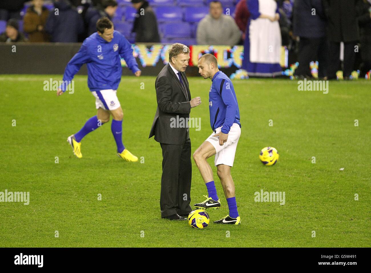 Everton manager David Moyes in conversation with Johnny Heitinga (right ...