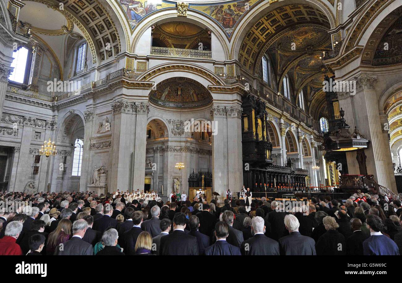 Bishop durham ceremony hi-res stock photography and images - Alamy