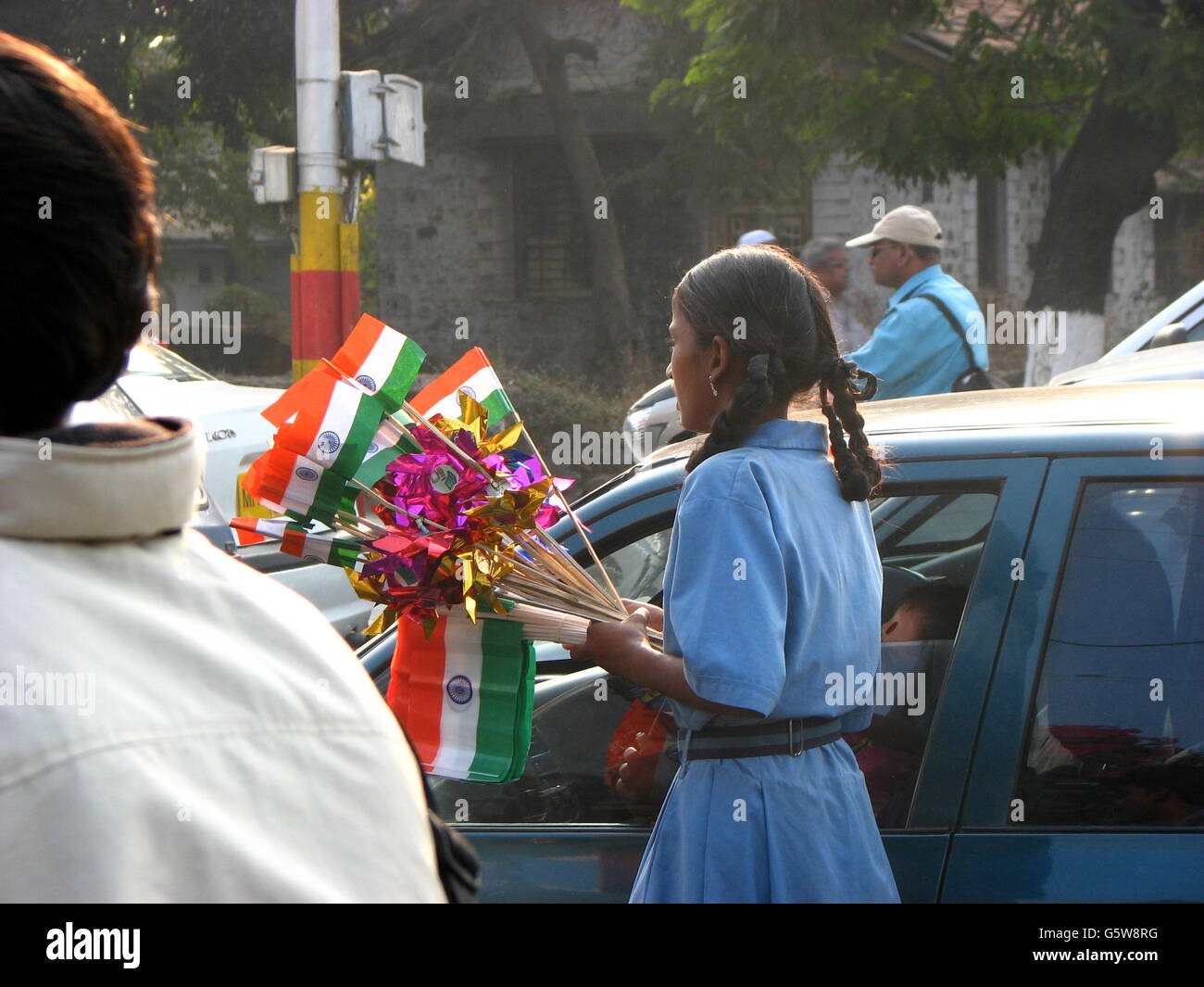 Girl selling flags, india hi-res stock photography and images - Alamy