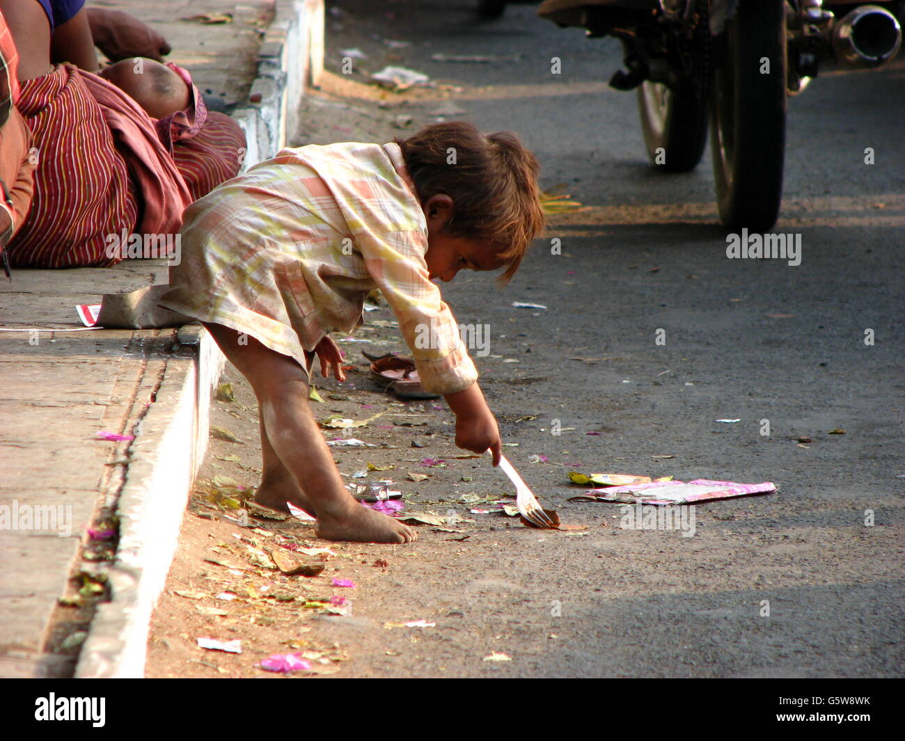 Poor streetside kid in India Stock Photo - Alamy