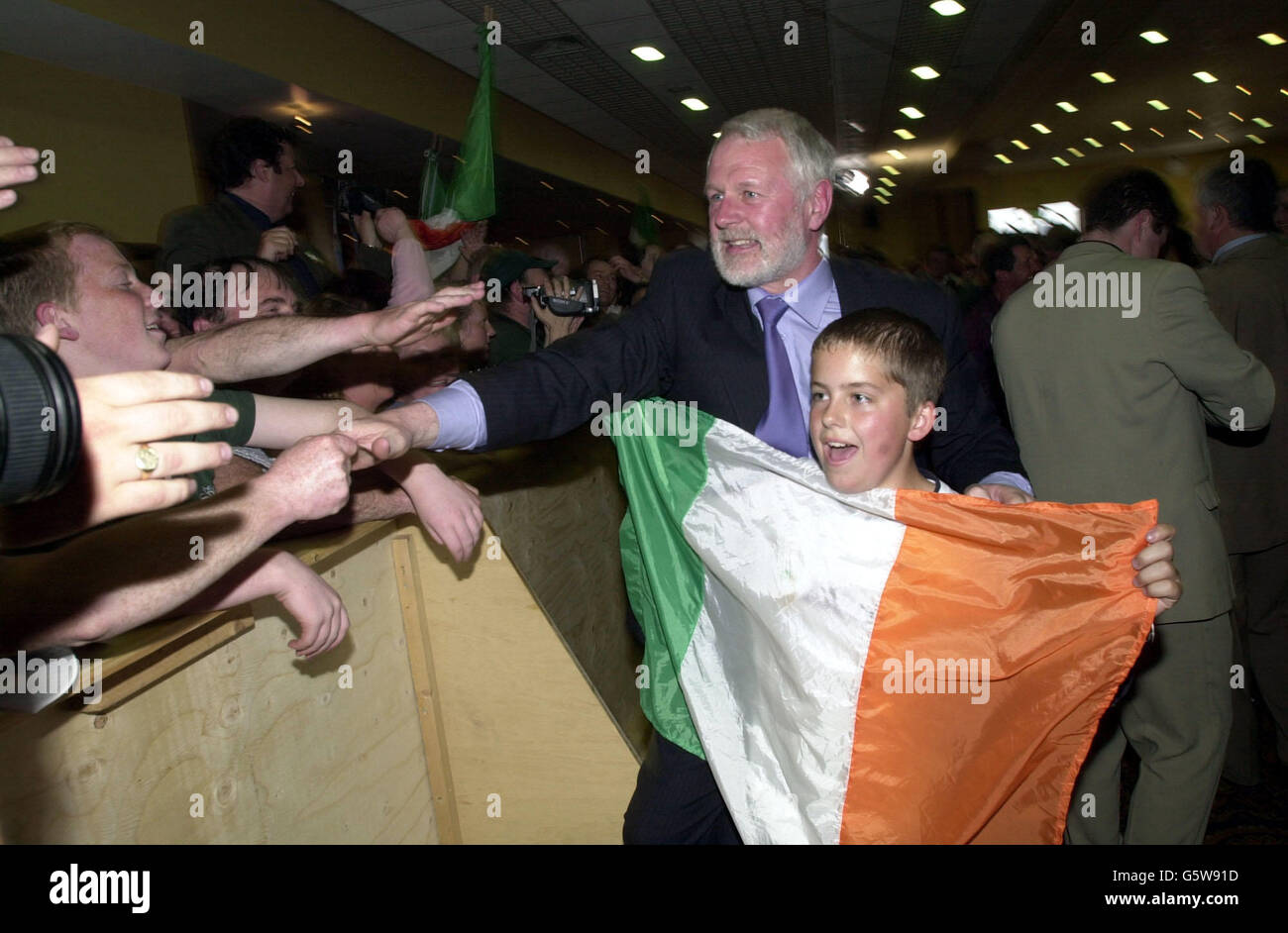 Politics flag shaking hands smiling hi-res stock photography and images ...